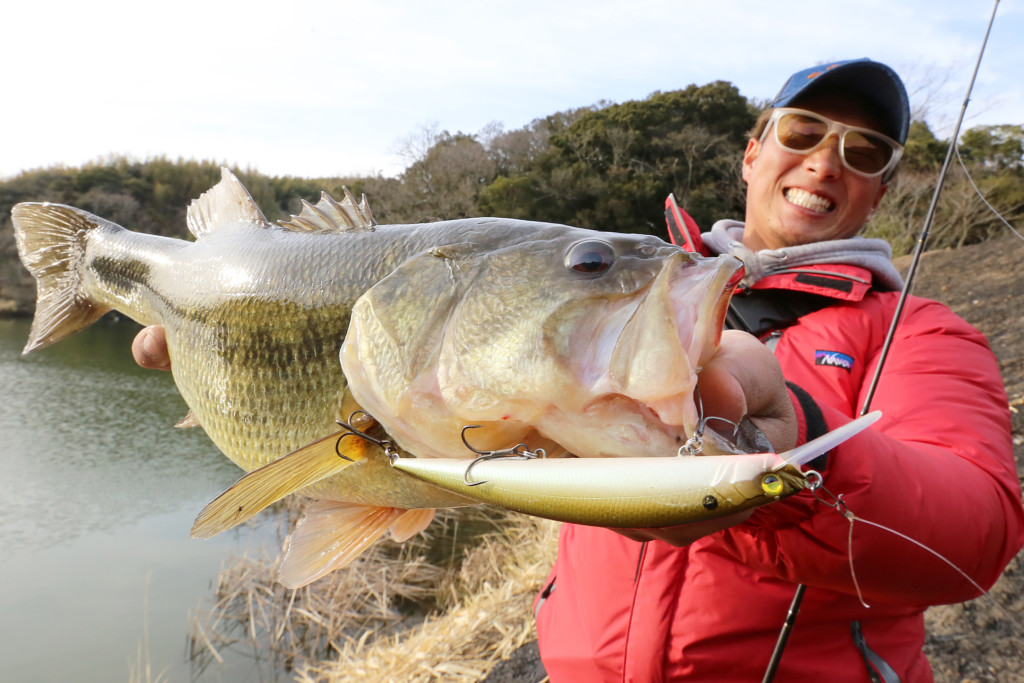 オニちゃんねるvol.14「ボトム攻めの新定番！ ジャークベイトのボトムぶっ刺しパターン」 | 釣りの総合動画サイト「Vish（ヴィッシュ）」