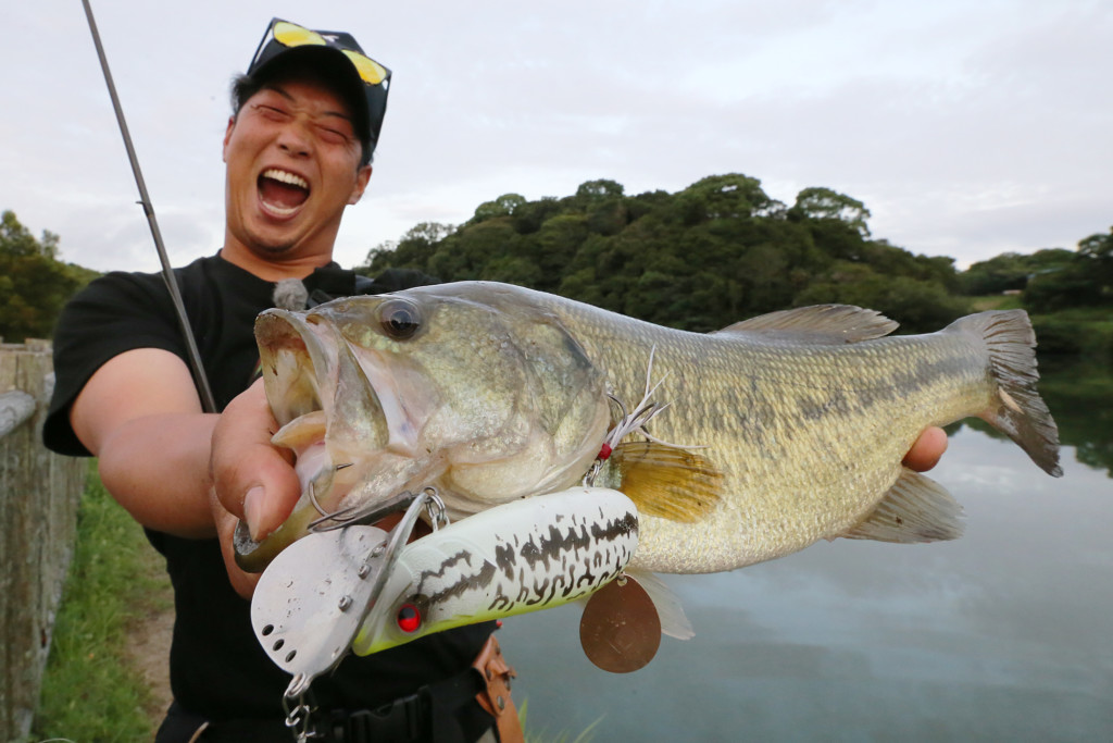 オニちゃんねるvol.15「表層＆水面下の夏デカバス直結アプローチ」 | 釣りの総合動画サイト「Vish（ヴィッシュ）」
