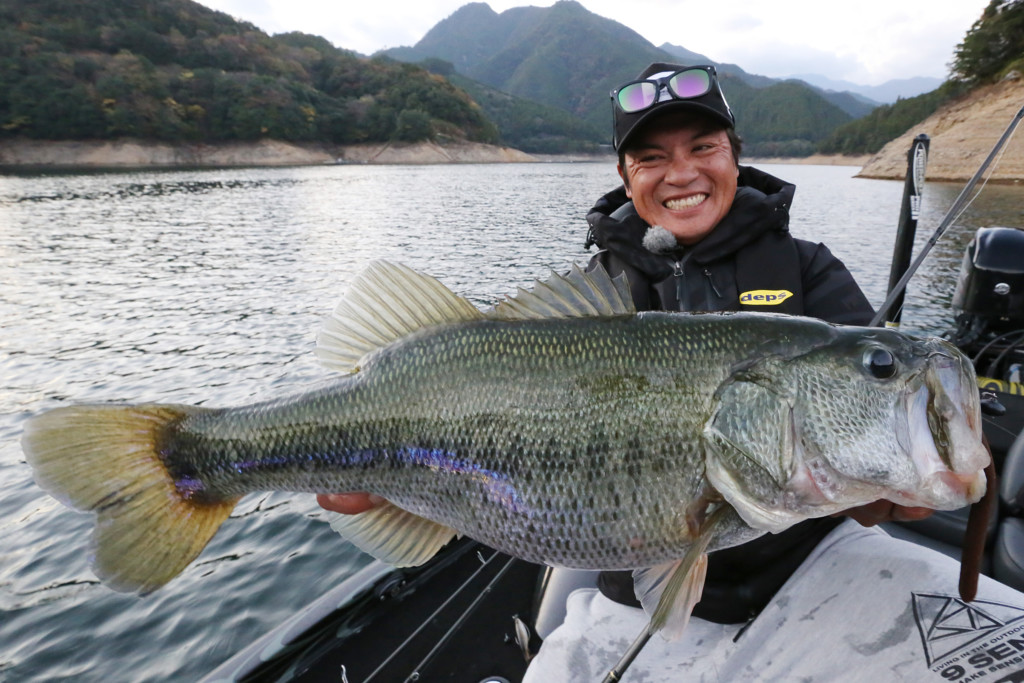 キムケンスタイルvol.15「ロングワーム健在！ ディープ直撃フットボールヘッド展開」 | 釣りの総合動画サイト「Vish（ヴィッシュ）」