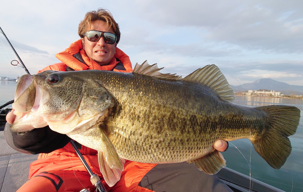 奥田学ビッグセオリーvol.10 「早春ビッグと大接戦。トドメは最終奥義！」 | 釣りの総合動画サイト「Vish（ヴィッシュ）」
