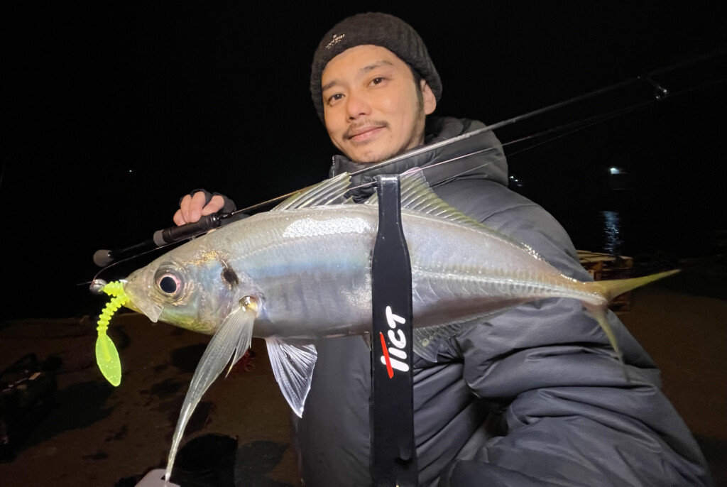 トミー敦のあじすた！vol.14 「離島で量型連打!! 深場と浅場の攻め分け指南」 | 釣りの総合動画サイト「Vish（ヴィッシュ）」