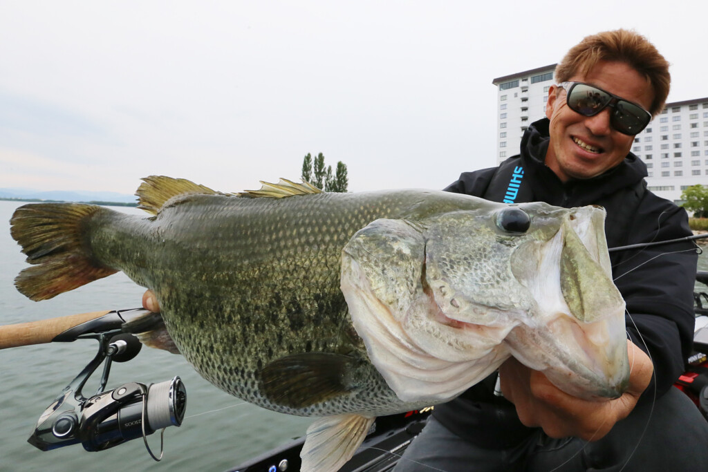 奥田学ビッグセオリーvol.14 「ビッグバスを食わせるためのフィネスに密着」 | 釣りの総合動画サイト「Vish（ヴィッシュ）」