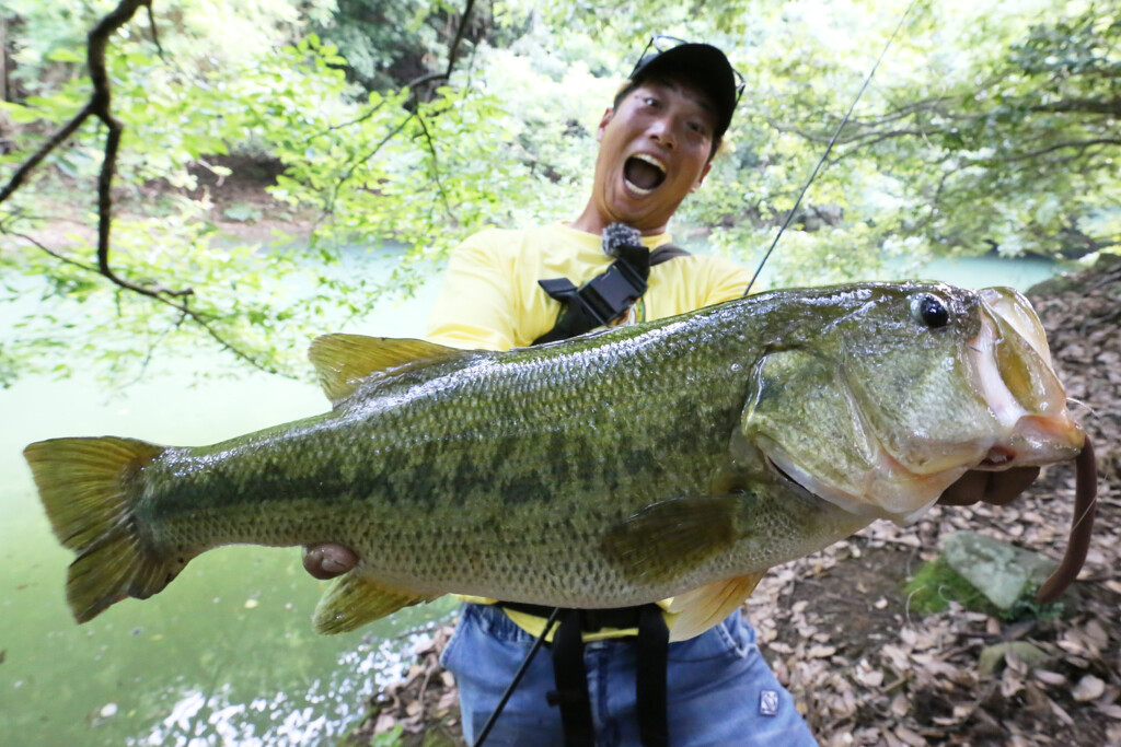 オニちゃんねるvol.21 「さらなる進化。ロングワームの水面攻め」 | 釣りの総合動画サイト「Vish（ヴィッシュ）」