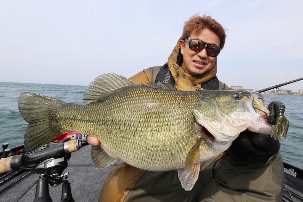 奥田学ビッグセオリーvol.15 「激荒れ時のボトム展開【マンバスリム・ソフト】」 | 釣りの総合動画サイト「Vish（ヴィッシュ）」