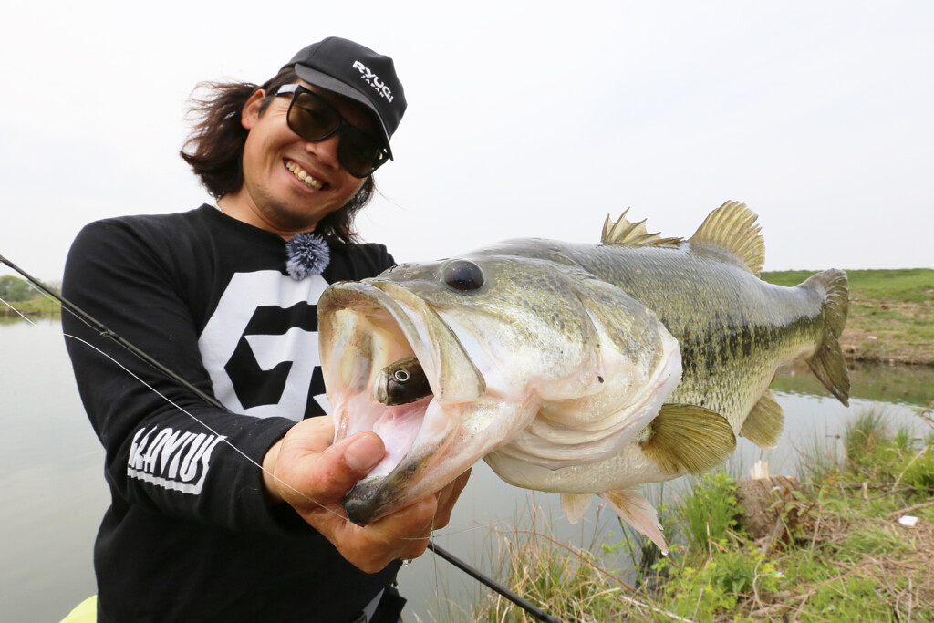 三原節[みはらぶし]vol.15 「デカバス食わせ系ワーム【WAZAMONO/バスワーム】の使い方」 | 釣りの総合動画サイト「Vish（ヴィッシュ）」